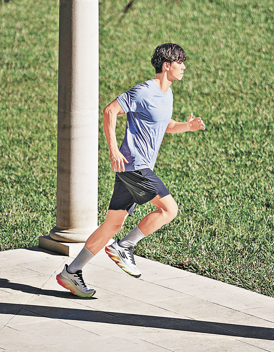 SKECHERS訓練跑鞋破風登場 AERO BURST極致緩震挑戰極限 - 香港仔