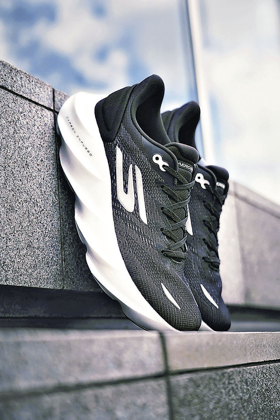 SKECHERS訓練跑鞋破風登場 AERO BURST極致緩震挑戰極限 - 香港仔