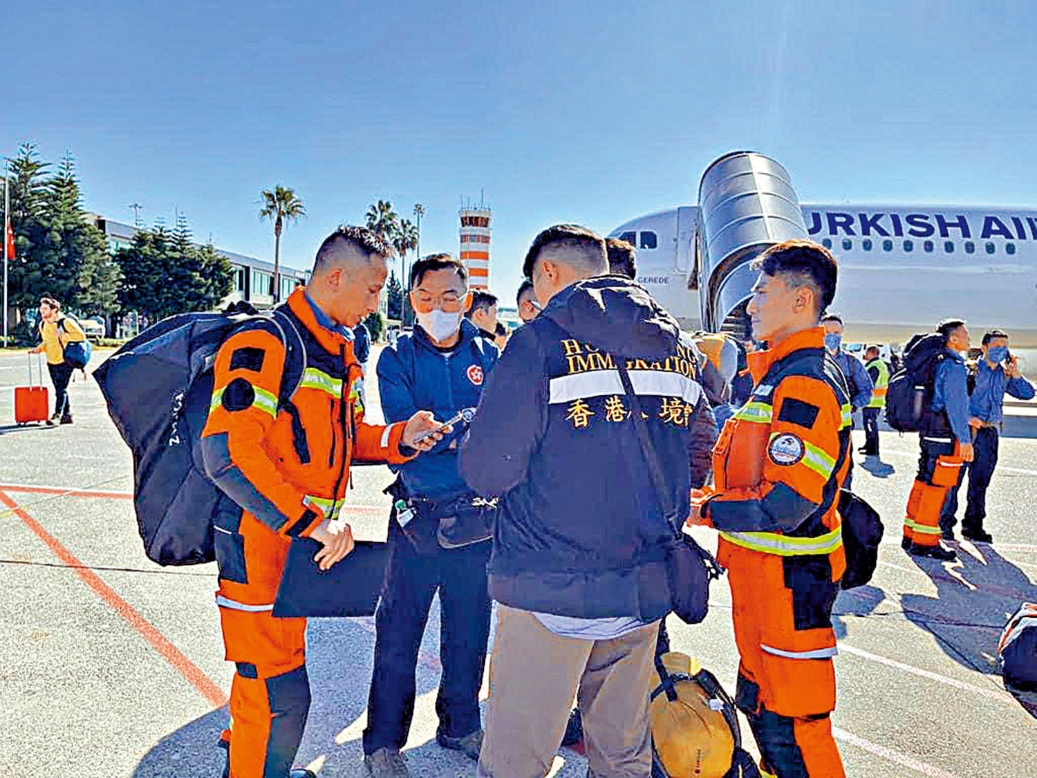 馬不停蹄/港搜救隊59人抵土 直奔重災區 - 大公報