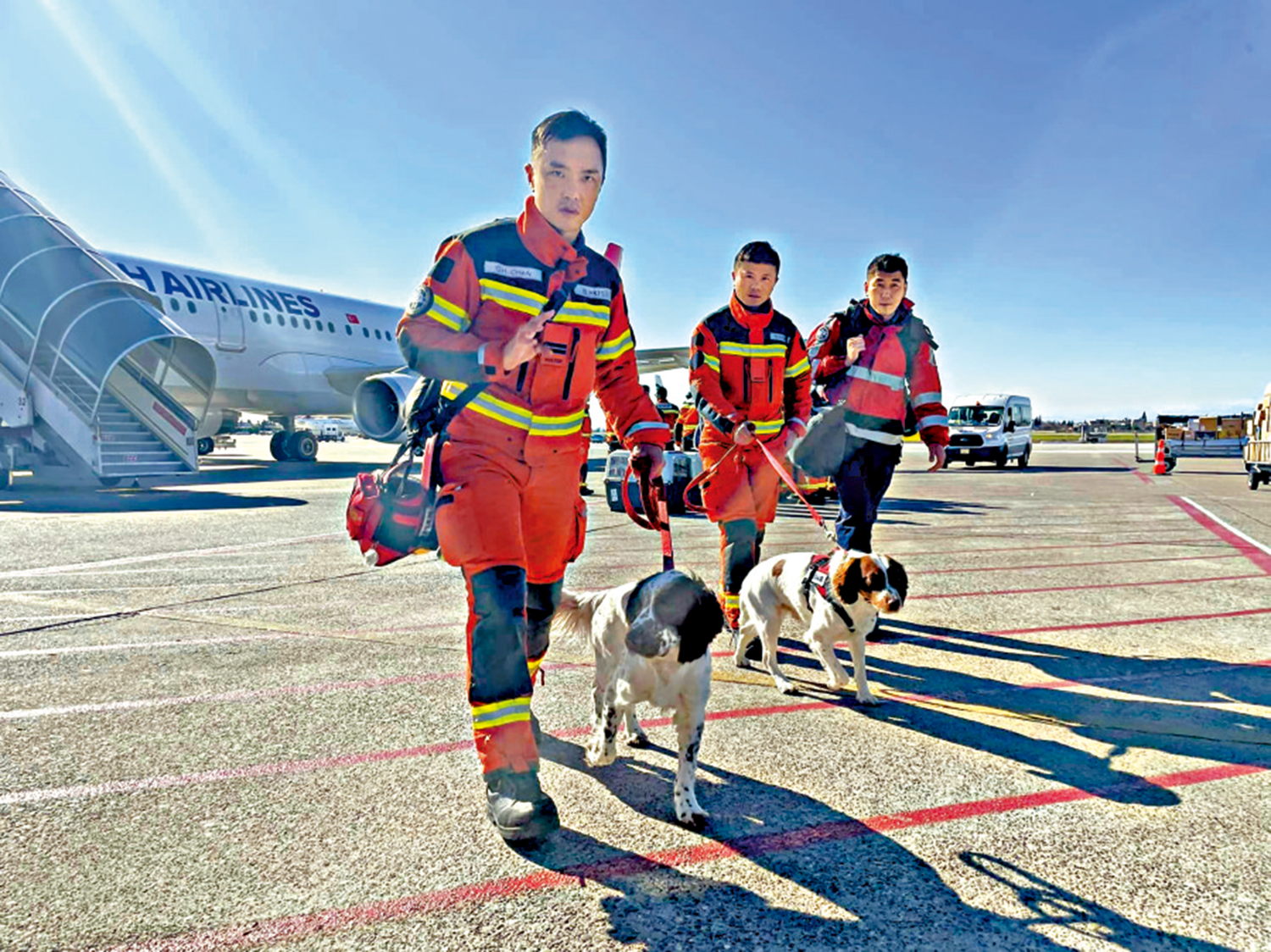 功不可沒/生命探測器與搜救犬 助尋埋於瓦礫下傷者 - 大公報