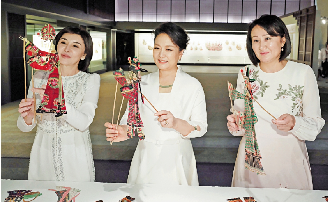 彭麗媛同外賓體驗皮影製作技藝 - 大公報