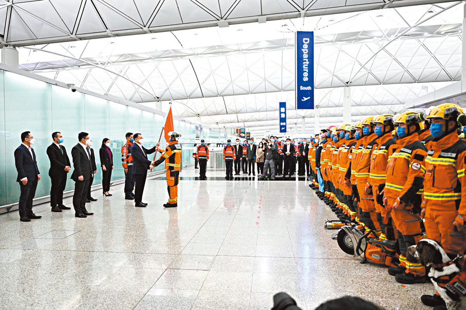 香港59人搜救隊昨晚啟程 - 香港文匯報