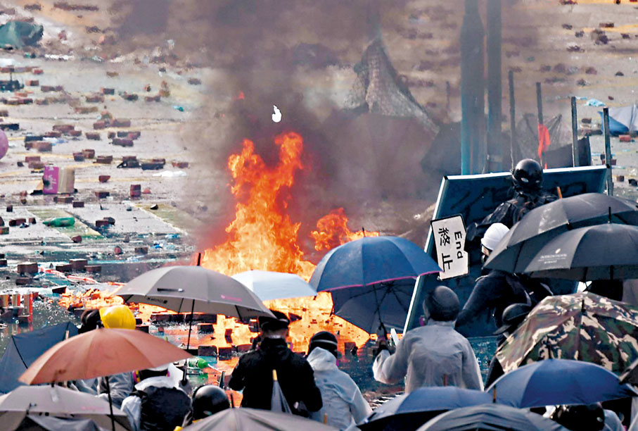 【黑暴找數】衝擊防線圖突圍 11理大暴徒認罪 - 香港文匯報