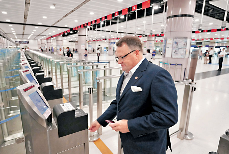 英籍港人領通行證北上 讚公私兩便 - 香港文匯報